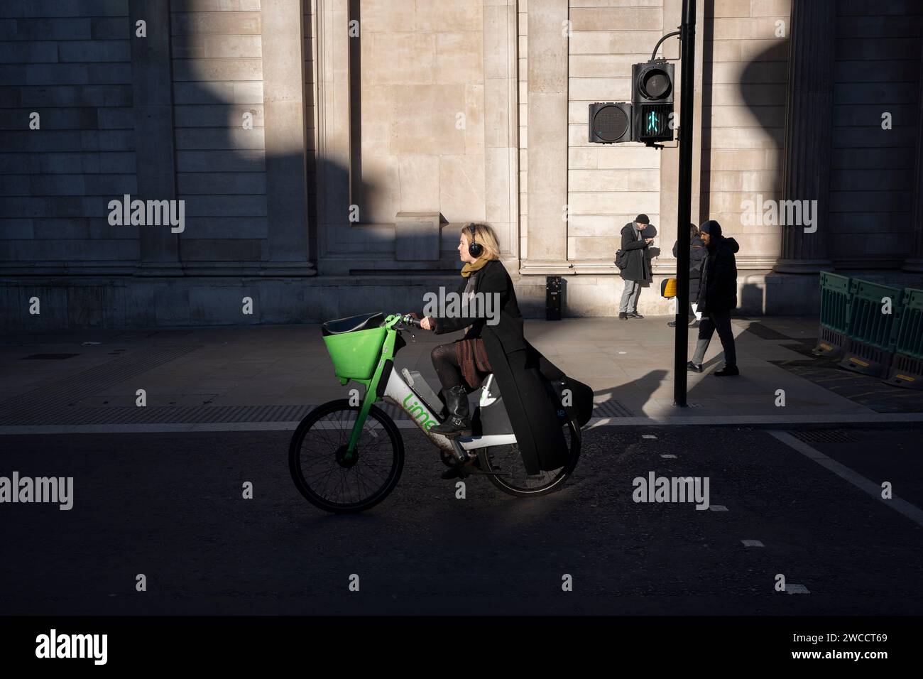 Eine Frau radelt am 15. Januar 2024 mit ihrem Lime eBike durch das ...