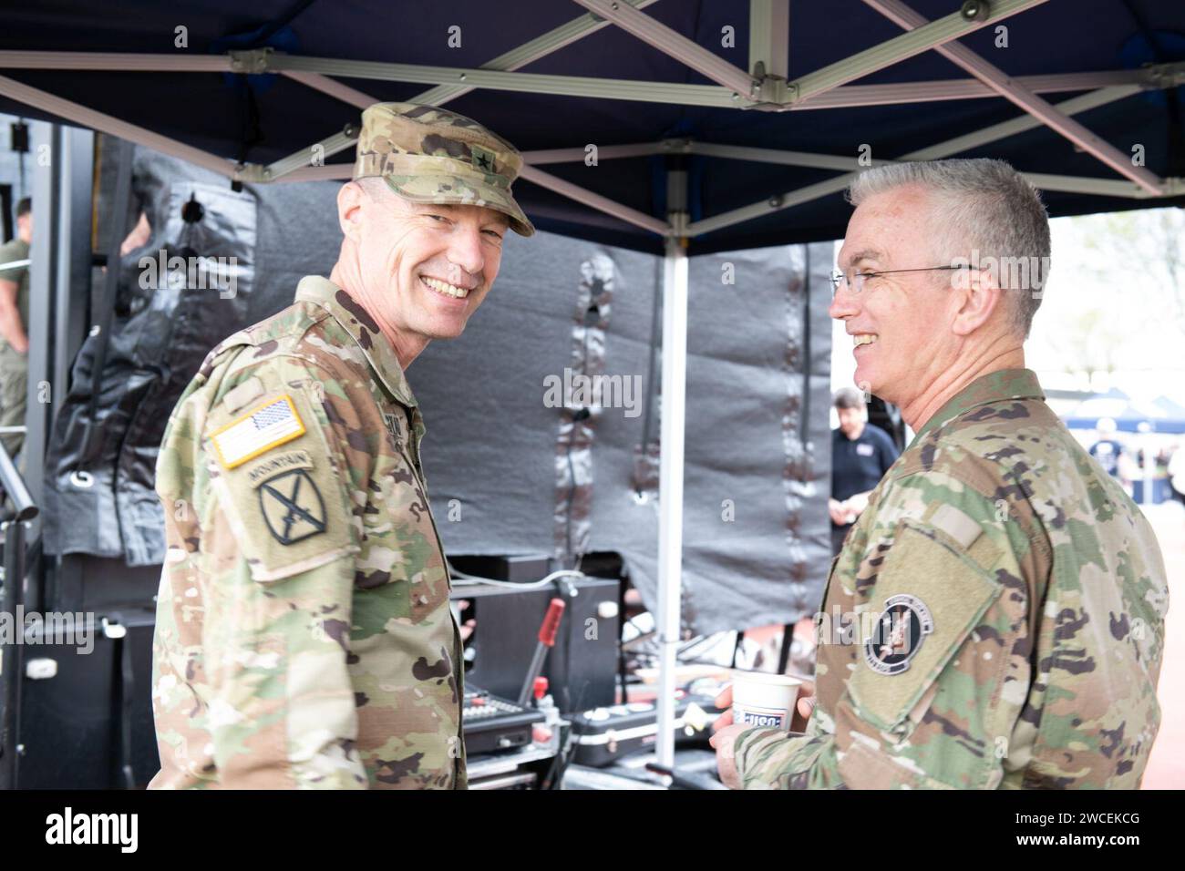 Entertainer und Athleten stellen Fragen und interagieren mit dem ...