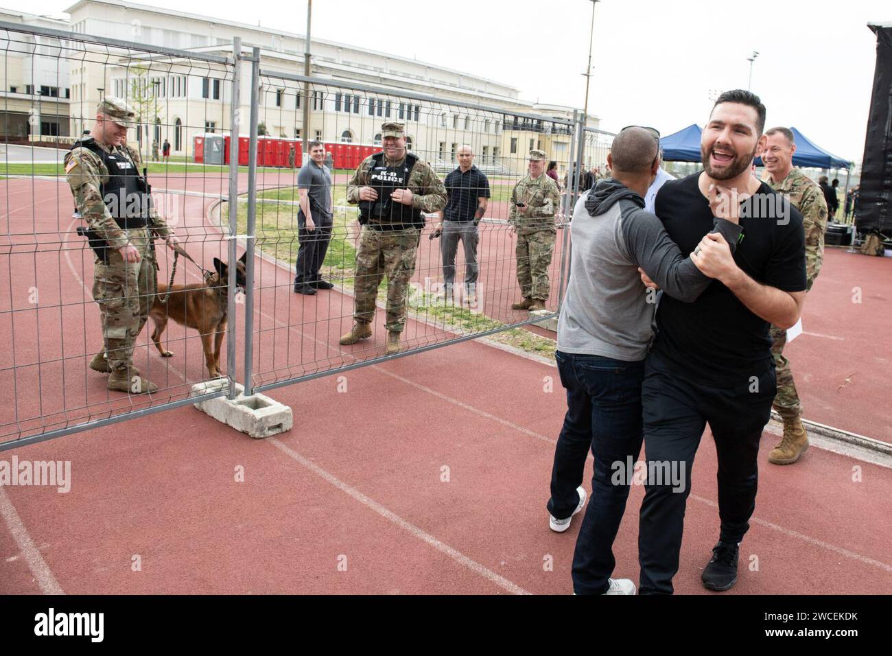 Entertainer und Athleten stellen Fragen und interagieren mit dem ...