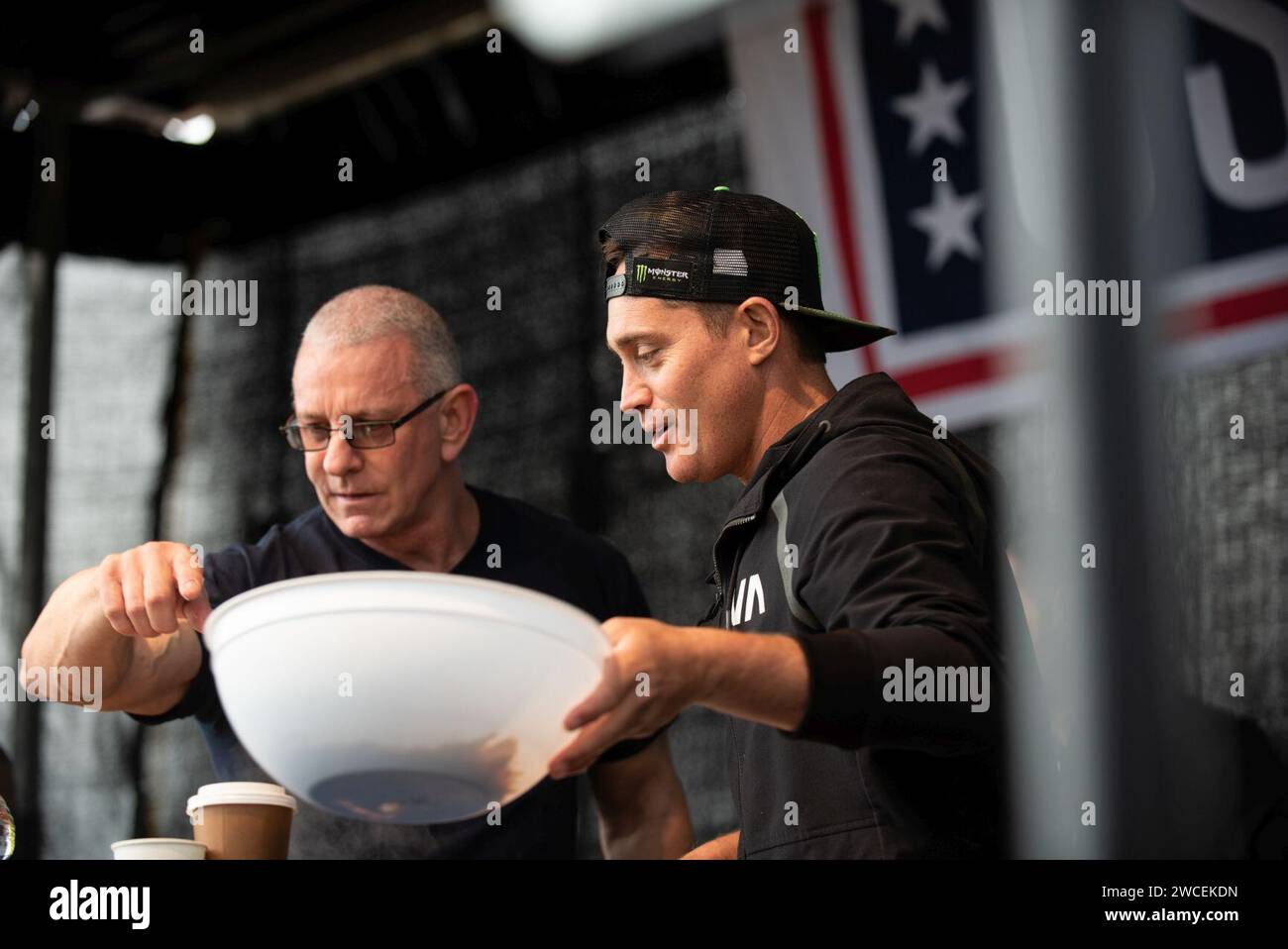 Entertainer und Athleten stellen Fragen und interagieren mit dem ...