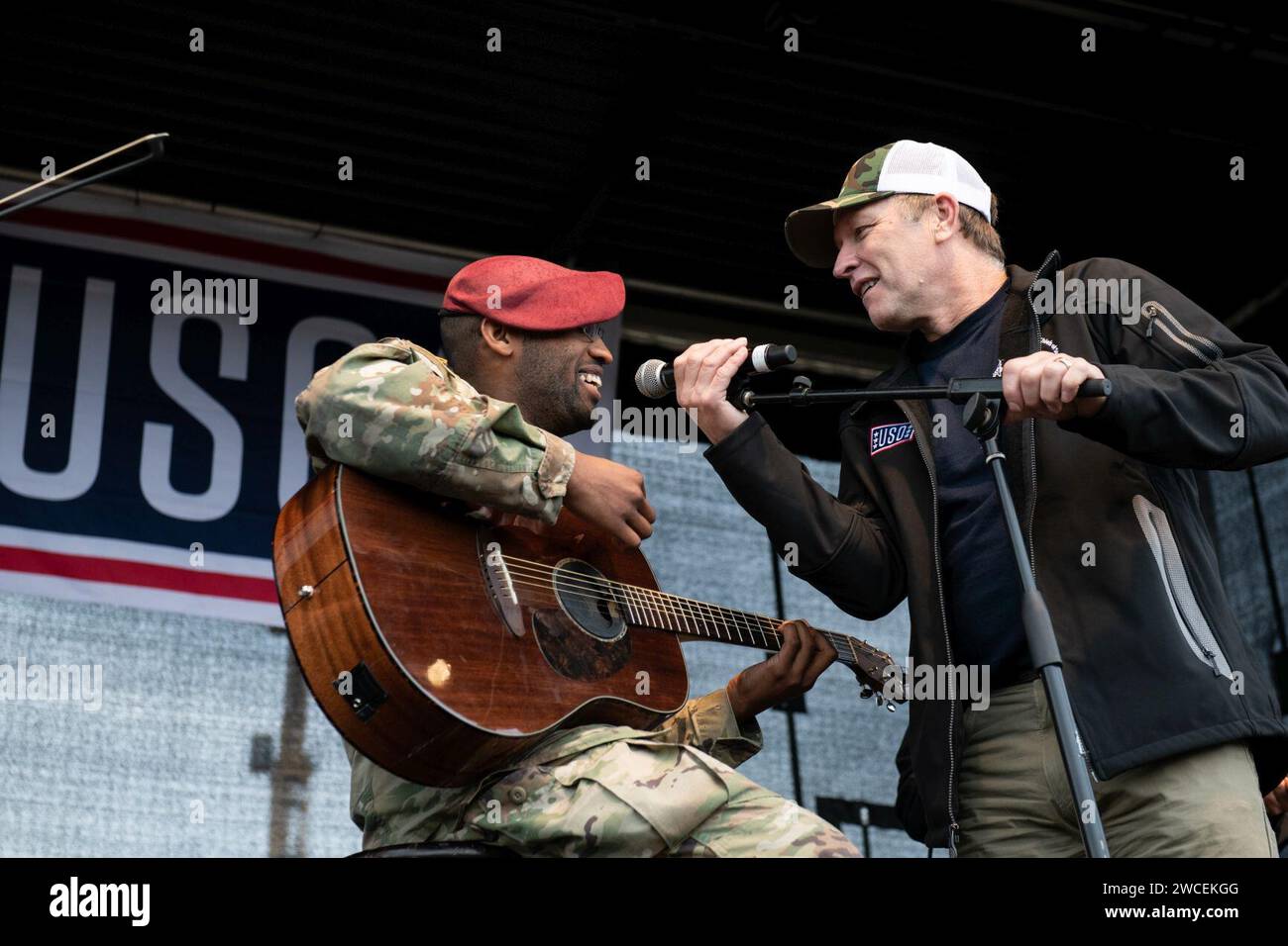 Entertainer und Athleten stellen Fragen und interagieren mit dem ...