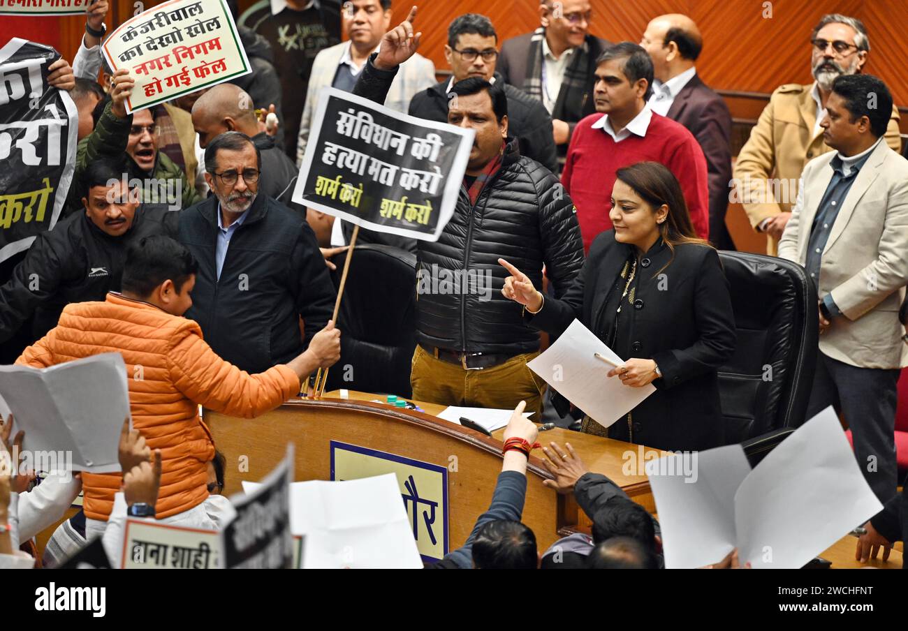 NEU-DELHI, INDIEN - 15. JANUAR: Oppositionsräte rufen Slogans über die ...