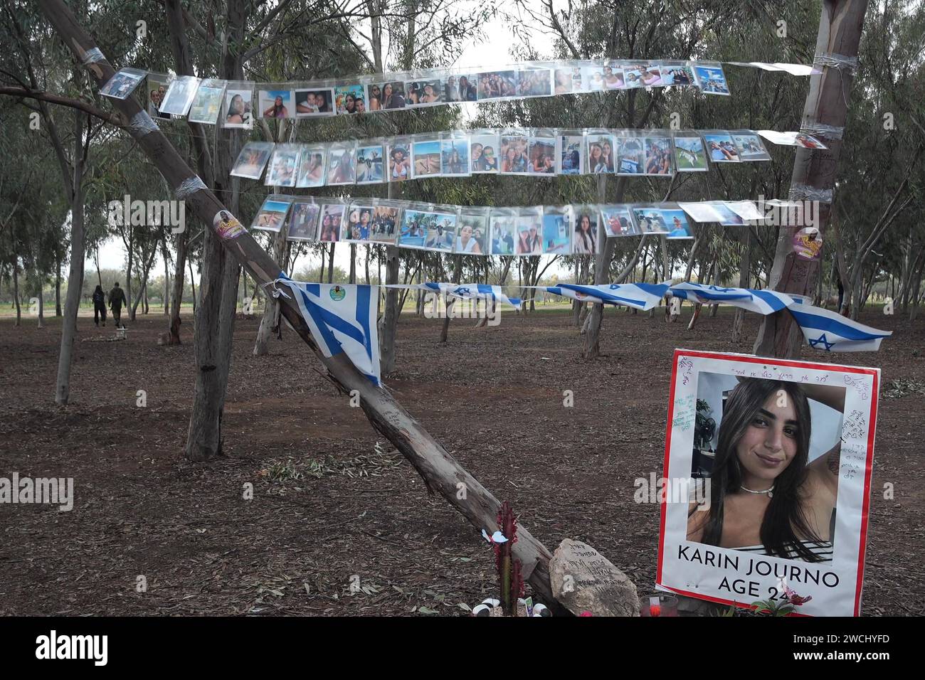 Ein Poster mit dem Foto von Karine Journo, 24. vermisst beim Supernova ...