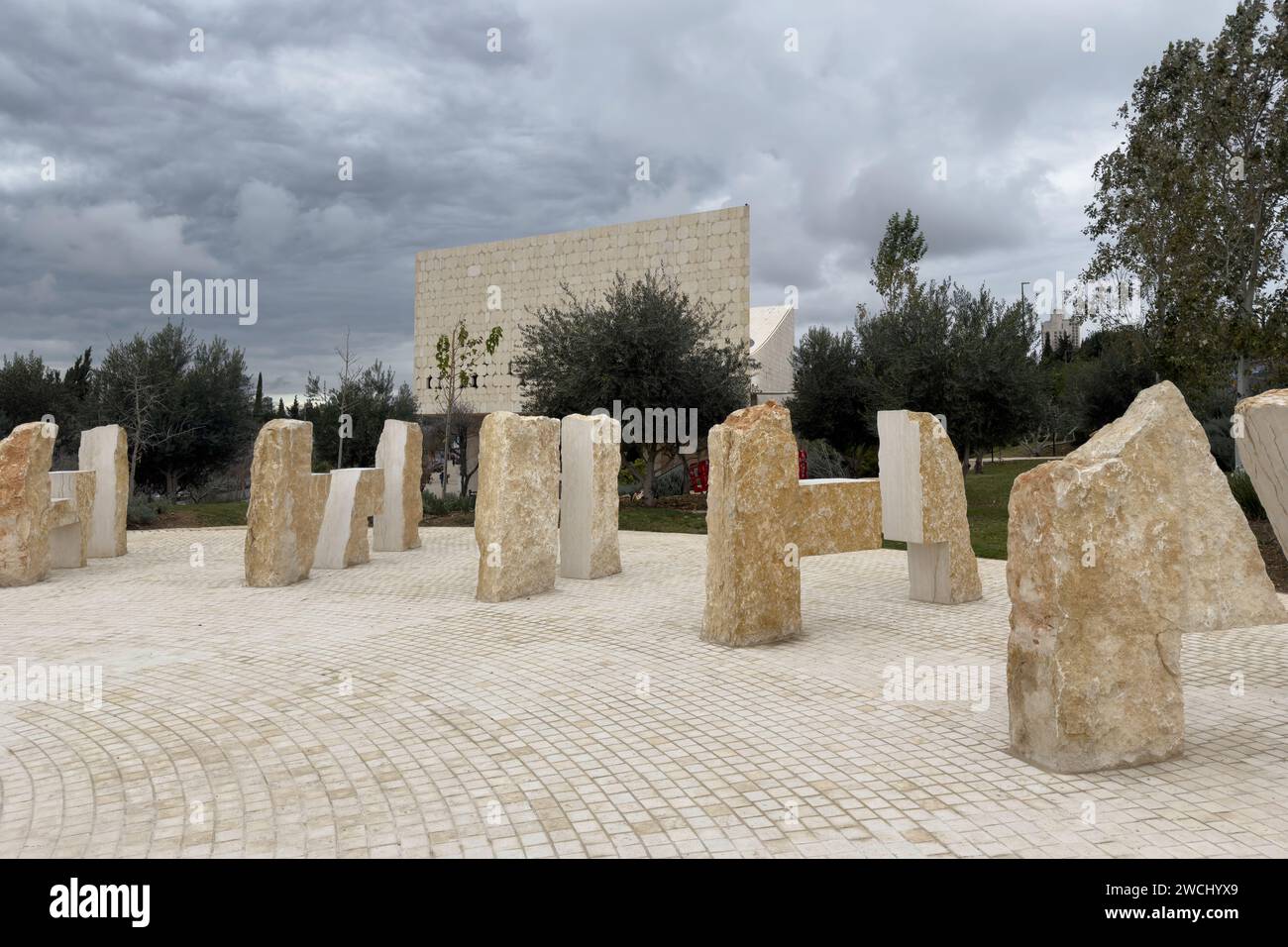 Micha Ullmans riesige Steinskulptur „Letters of Light“ befindet sich ...