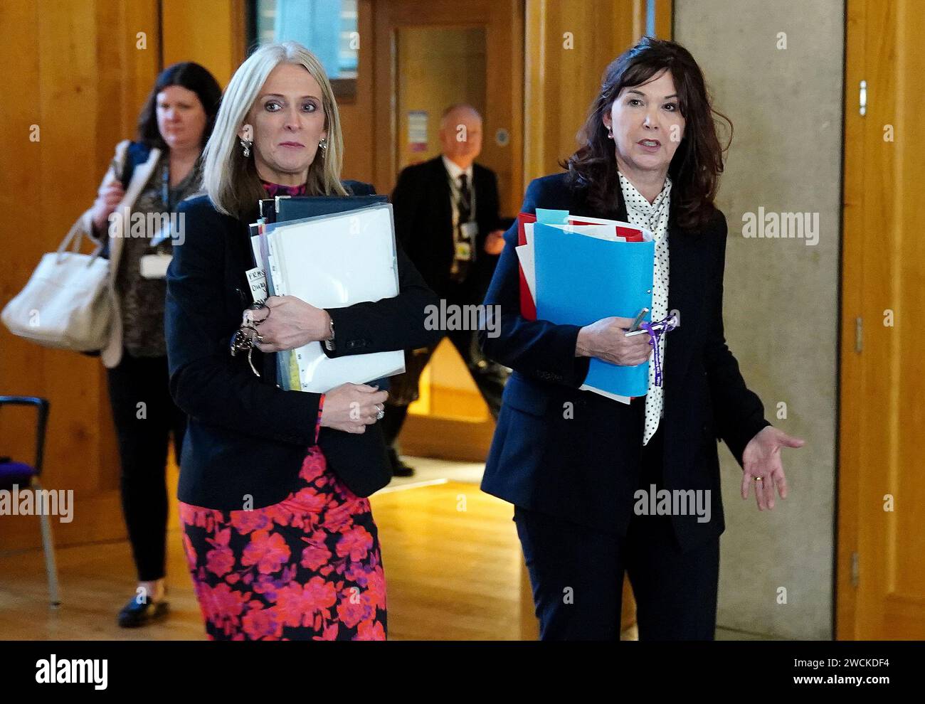 Der Lord Advocate Dorothy Bain KC (rechts), zusammen mit Solicitor ...
