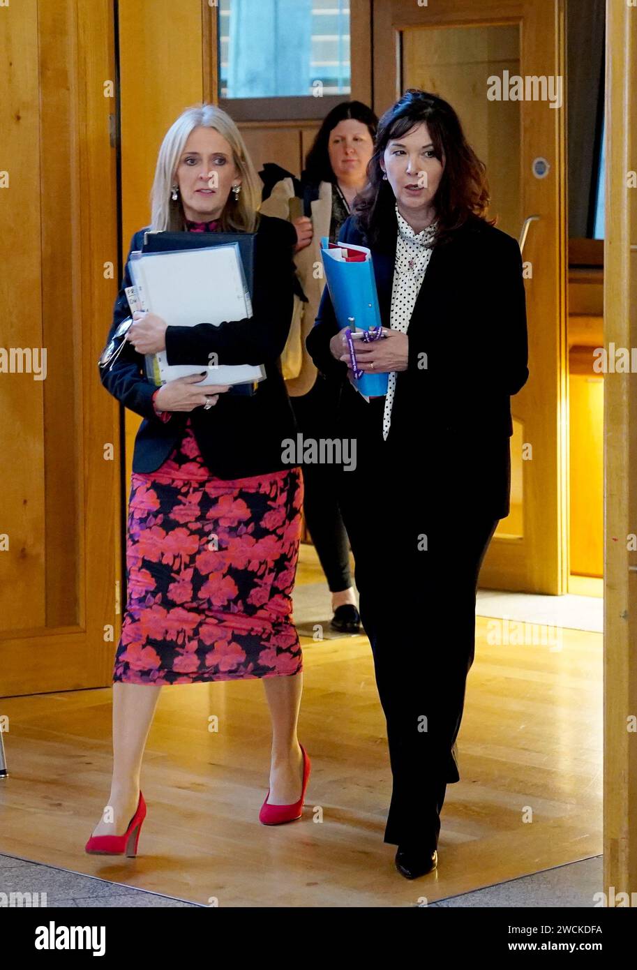 Der Lord Advocate Dorothy Bain KC (rechts), zusammen mit Solicitor ...