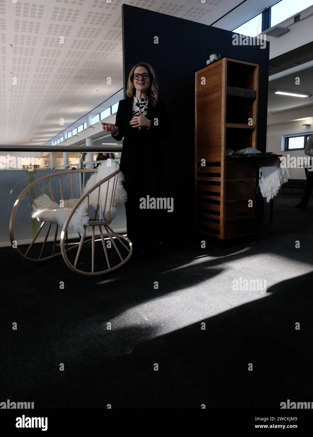 Sarah Monk, Leiterin der LAF, stellt die Messe 2024 vor Stockfotografie ...