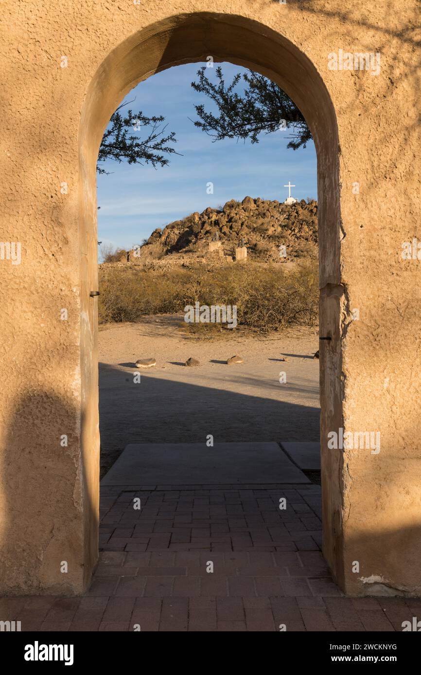 Eine bogenförmige Tür durch die Schutzmauer rund um die Mission San ...