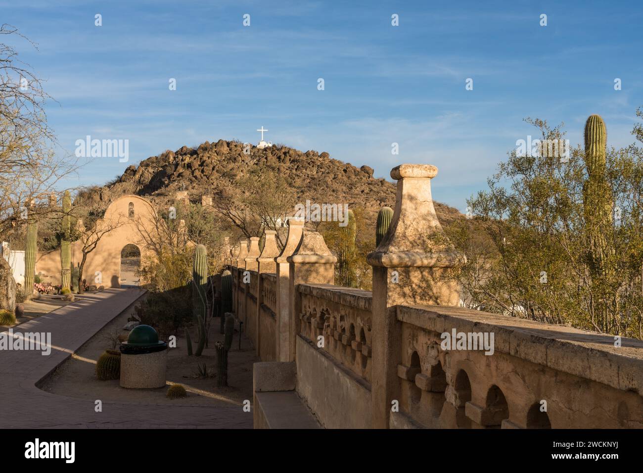 Bogenförmige Tür durch die Schutzmauer rund um die Mission San Xavier ...