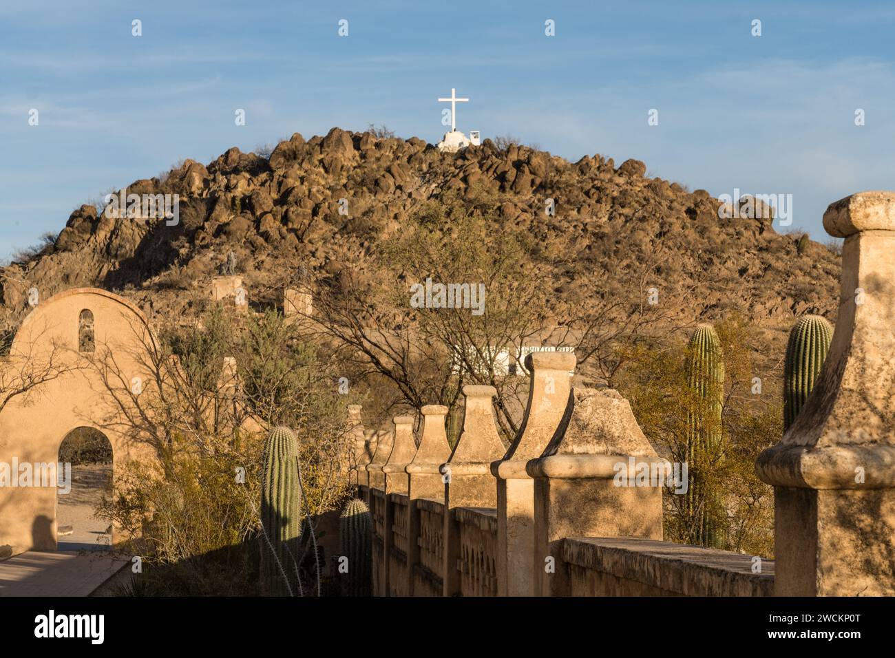 Bogenförmige Tür durch die Schutzmauer rund um die Mission San Xavier ...