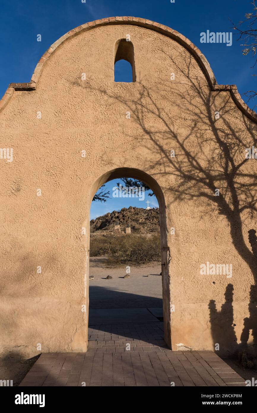 Eine bogenförmige Tür durch die Schutzmauer rund um die Mission San ...