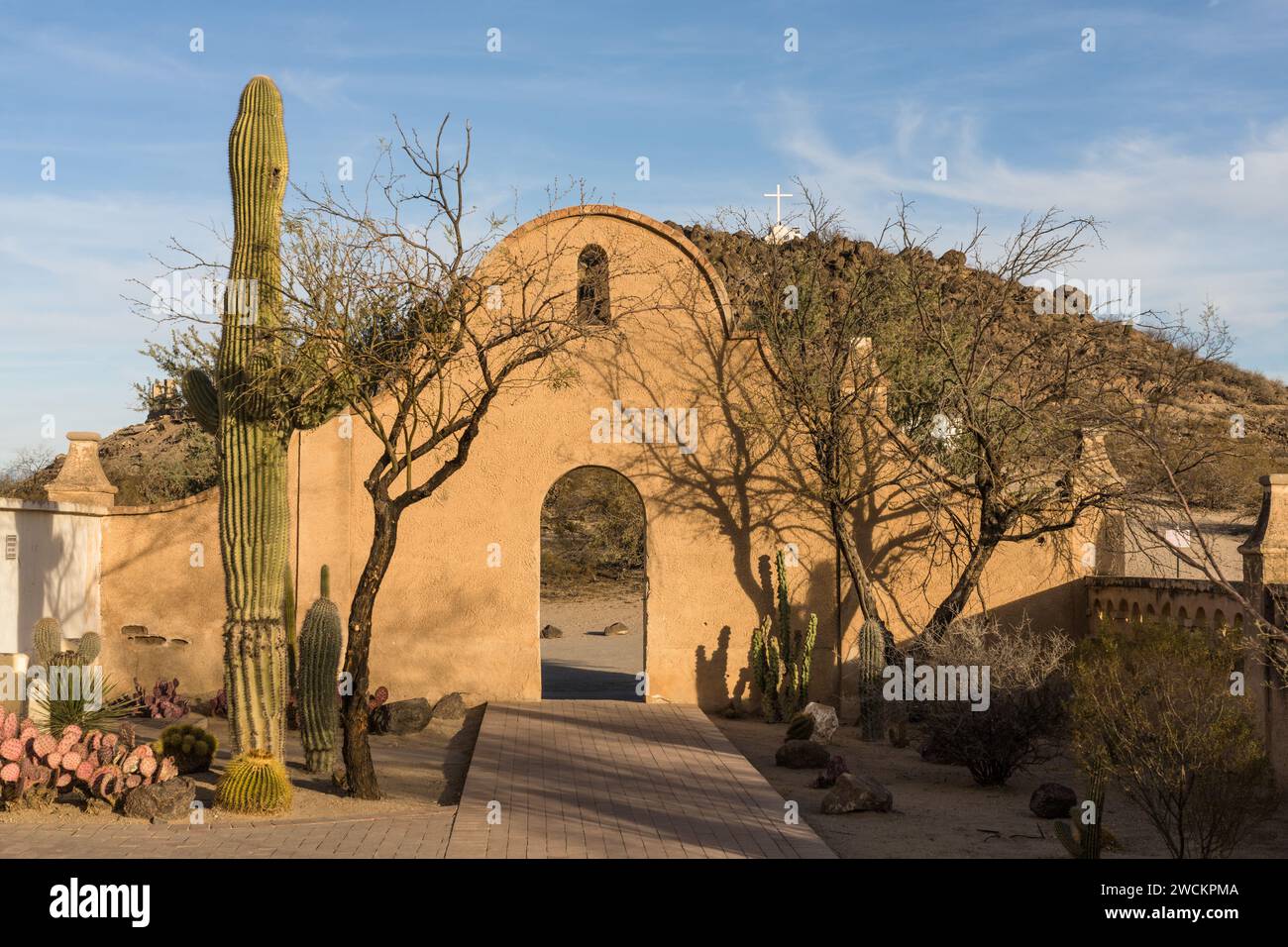 Bogenförmige Tür durch die Schutzmauer rund um die Mission San Xavier ...
