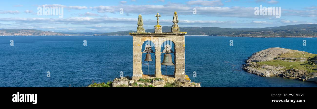 Ein alter Glockenturm erhebt sich als einsamer Wächter am Rand einer ...