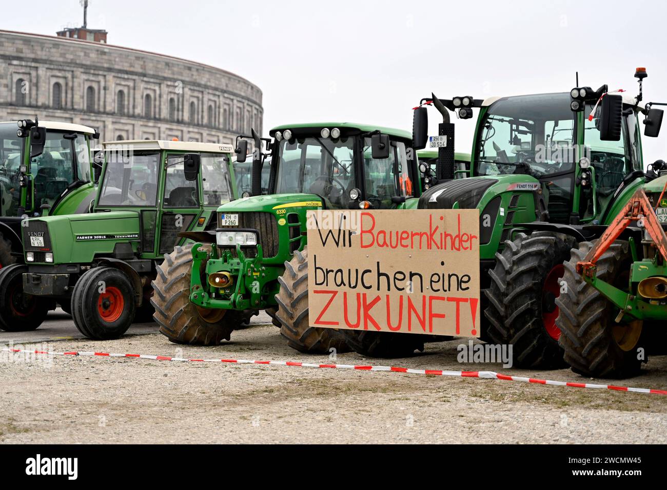 Teilnehmer der Bauernproteste fahren in Nürnberg mit ihren Traktoren im ...