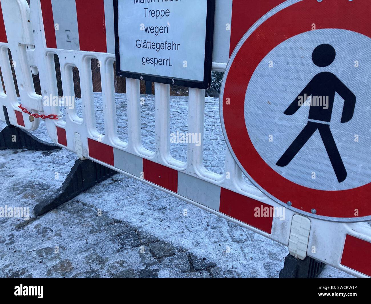 Dachau, Deutschland. Januar 2024. Eine Barriere weist auf die Gefahr von Schwarzes Eis auf einer ...