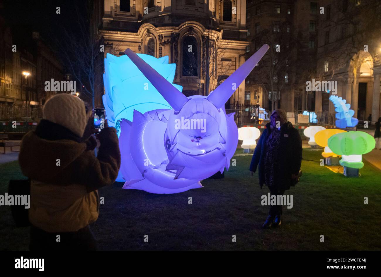 Riesige aufblasbare Roboter wurden entlang der Strand in London von Air ...