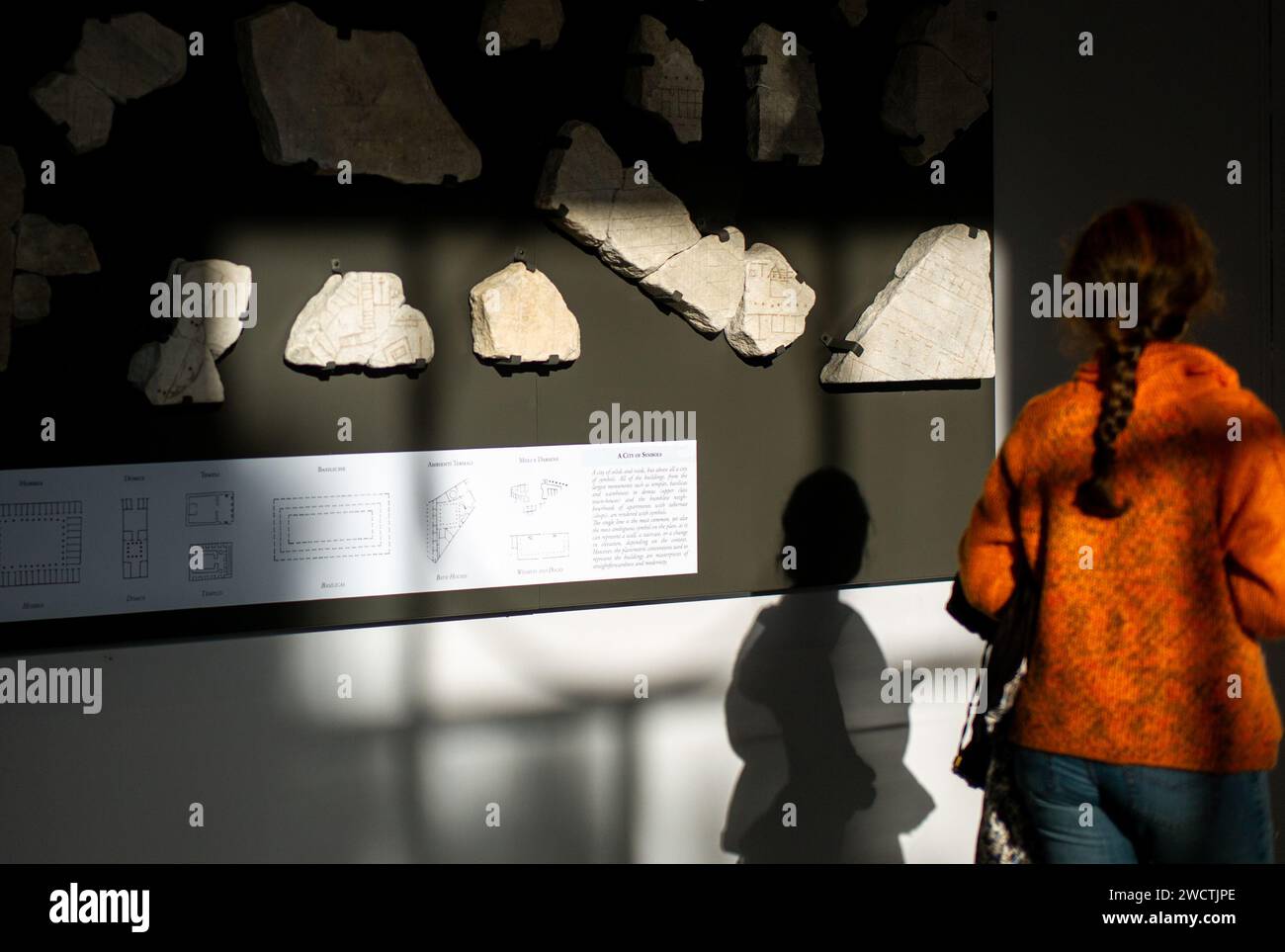 Rom, Italien. Januar 2024. Ein Besucher betrachtet Fragmente der ...