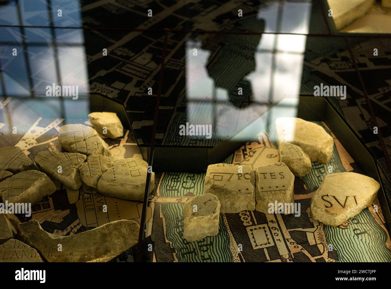 Rom, Italien. Januar 2024. Bruchstücke der Marmorkarte des antiken Roms ...