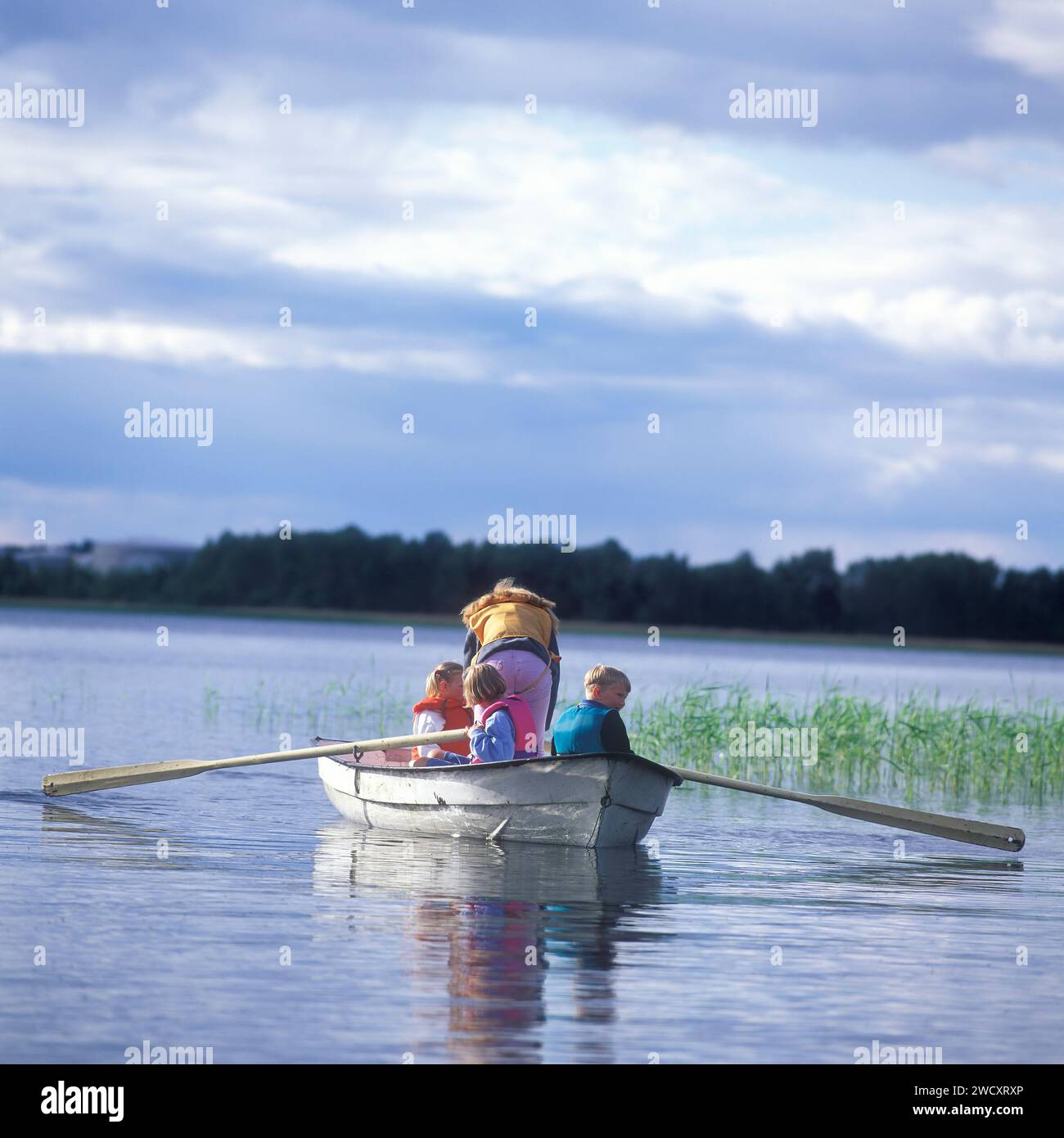 Kinder im boot -Fotos und -Bildmaterial in hoher Auflösung – Alamy