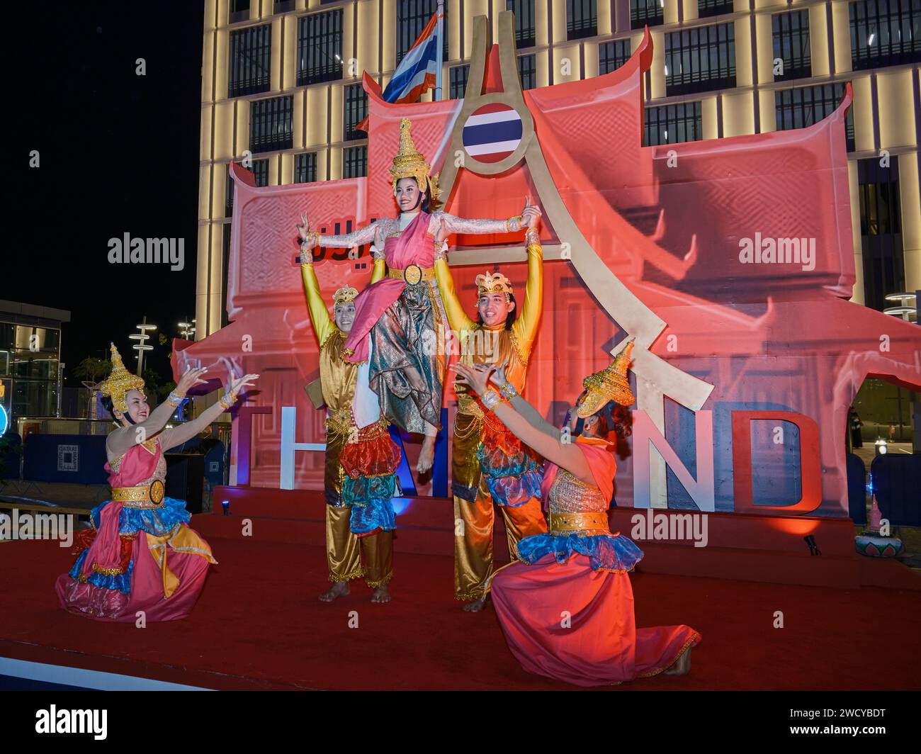 Lusail Boulevard, Stadt Lusail, Katar zeigt Hello Asia Parade der ...
