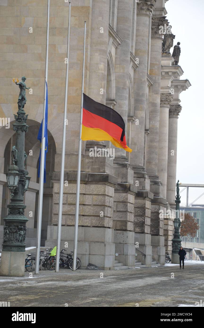 Berlin, Deutschland - 17. Januar 2024 - die Fahnen fliegen am Reichstagshalbmast zu Ehren des ...