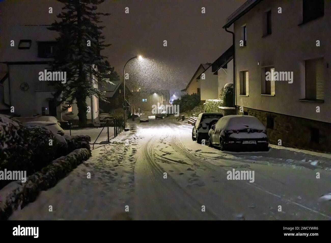Tief Gertrud hat mit ergiebigem Schneefall das Rheinland erreicht. Die Winterdienste kommen wie ...