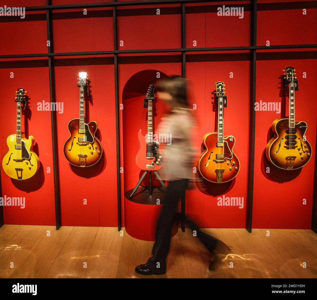London, Großbritannien. Januar 2024. Gitarren aus der persönlichen ...