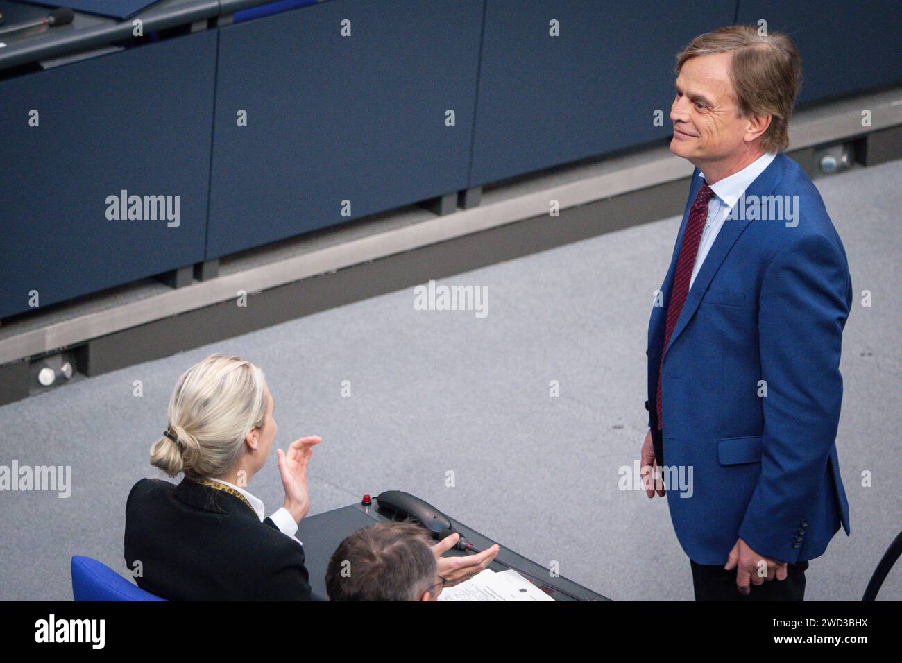 147. Bundestagssitzung und Debatte Dr. Bernd Baumann AfD laesst sich nach seiner Rede zum ...
