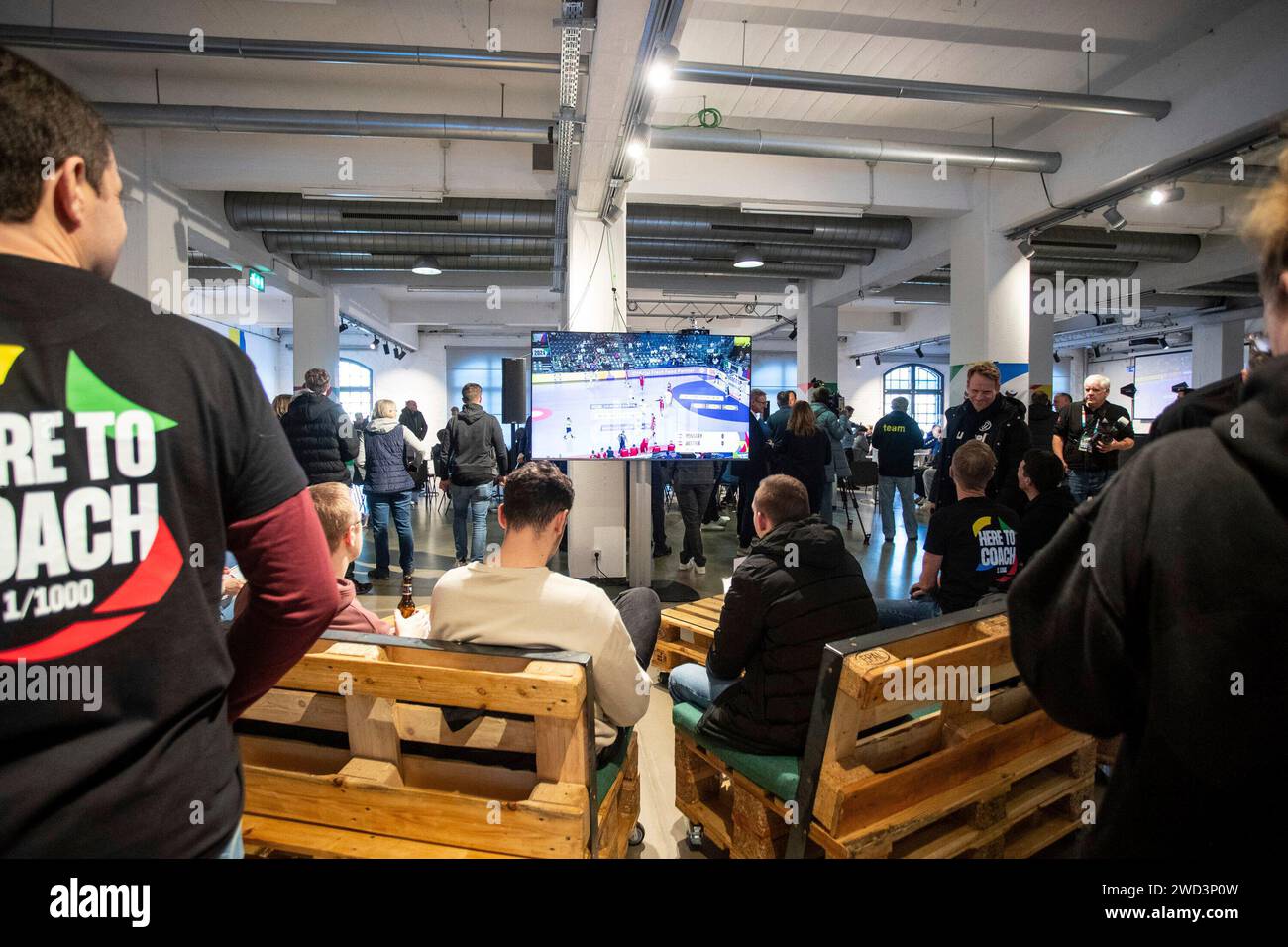 Köln, Deutschland. Januar 2024. Fans sitzen neben dem Bildschirm er?ffnung MEN?S EHF EURO 2024 ...
