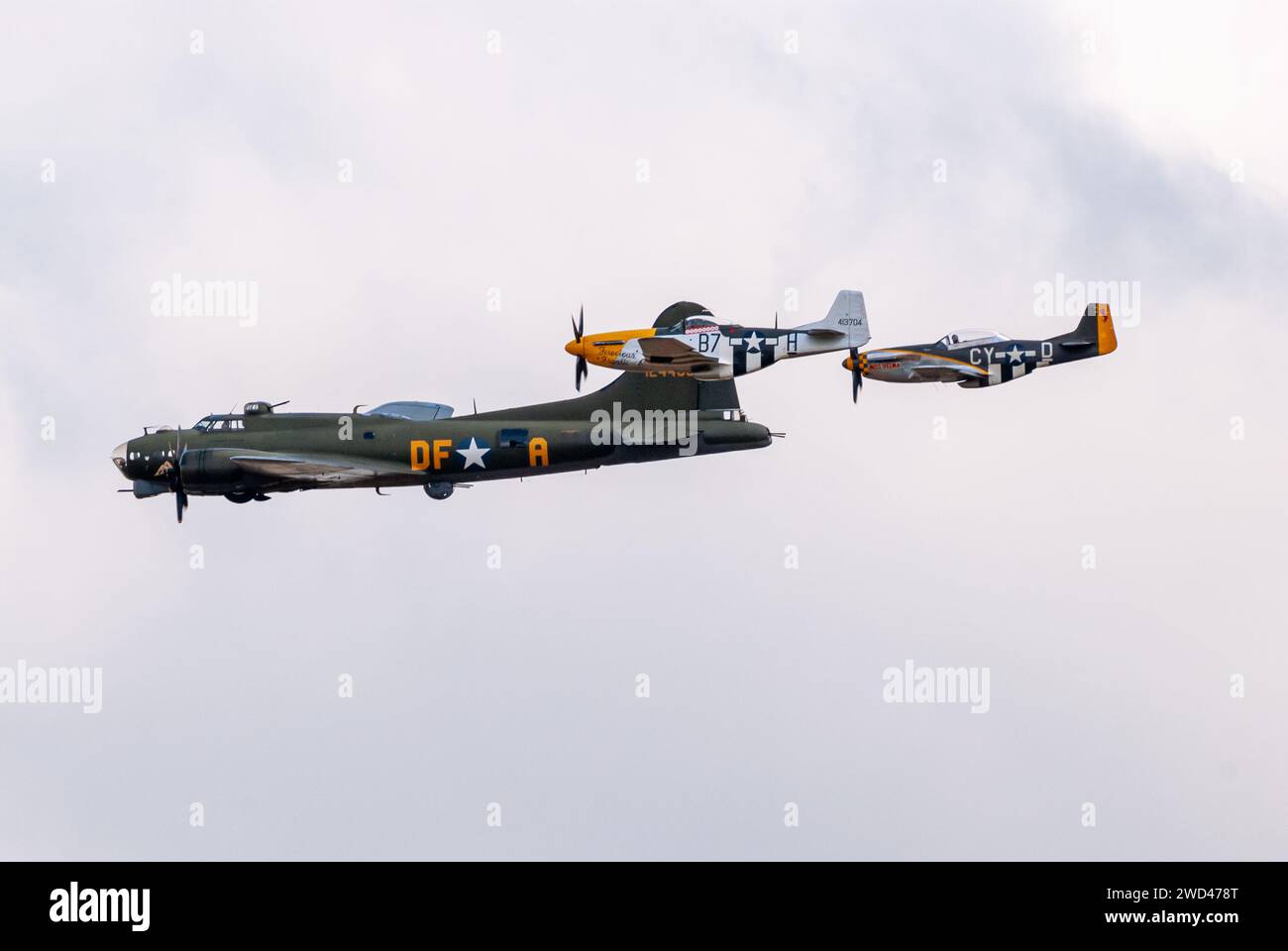 B 17 fliegende festung kampfflugzeug -Fotos und -Bildmaterial in hoher ...