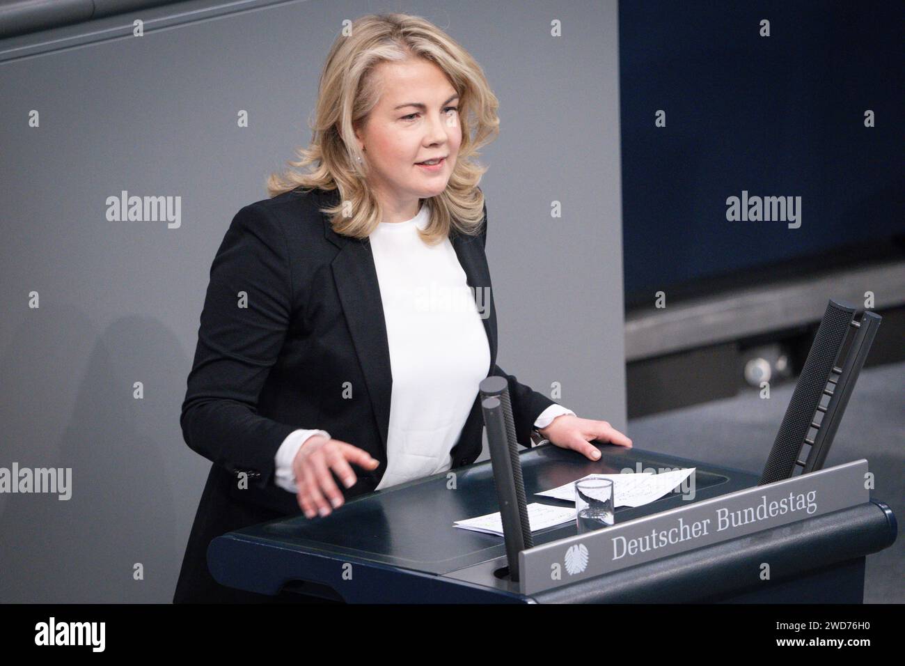 147. Bundestagssitzung und Debatte Linda Teuteberg FDP im Portrait bei ...