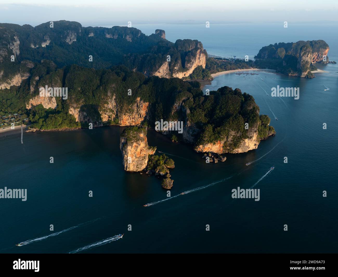Blick von oben, atemberaubender Blick auf die Küste von Ao Nang bei ...
