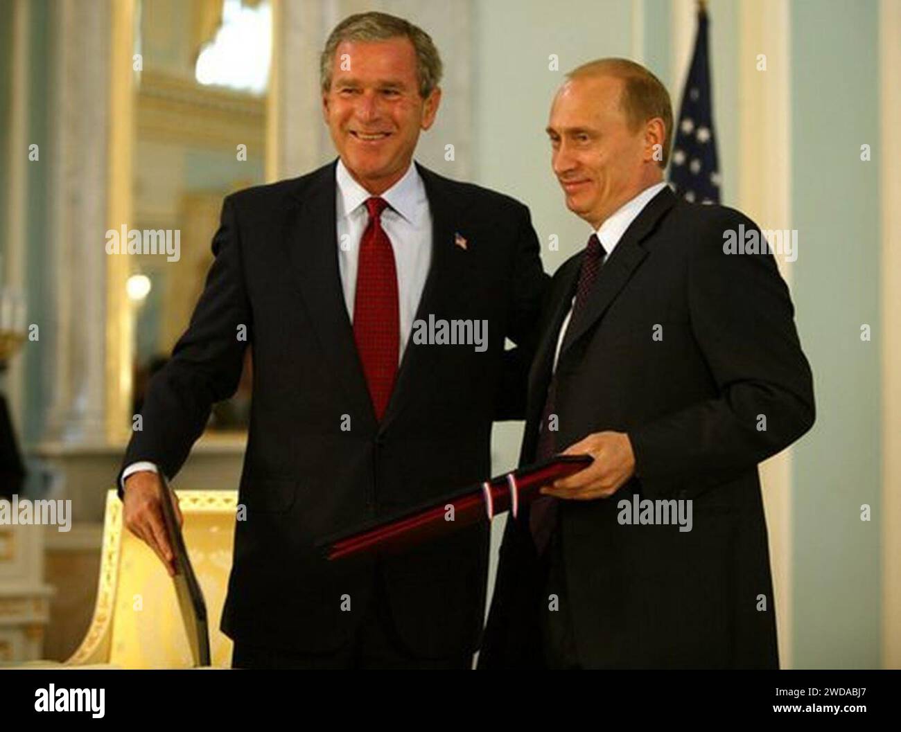George bush und wladimir putin -Fotos und -Bildmaterial in hoher ...