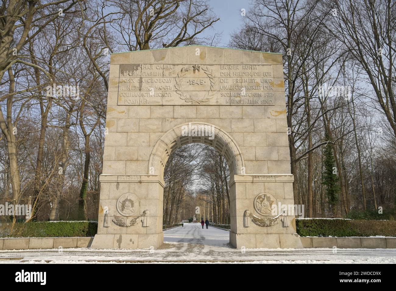 Haupteingang West, Portal, Sowjetisches Denkmal, Winter, Treptower Park ...