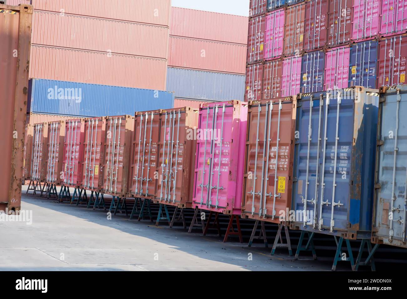 Pile of containers -Fotos und -Bildmaterial in hoher Auflösung – Alamy