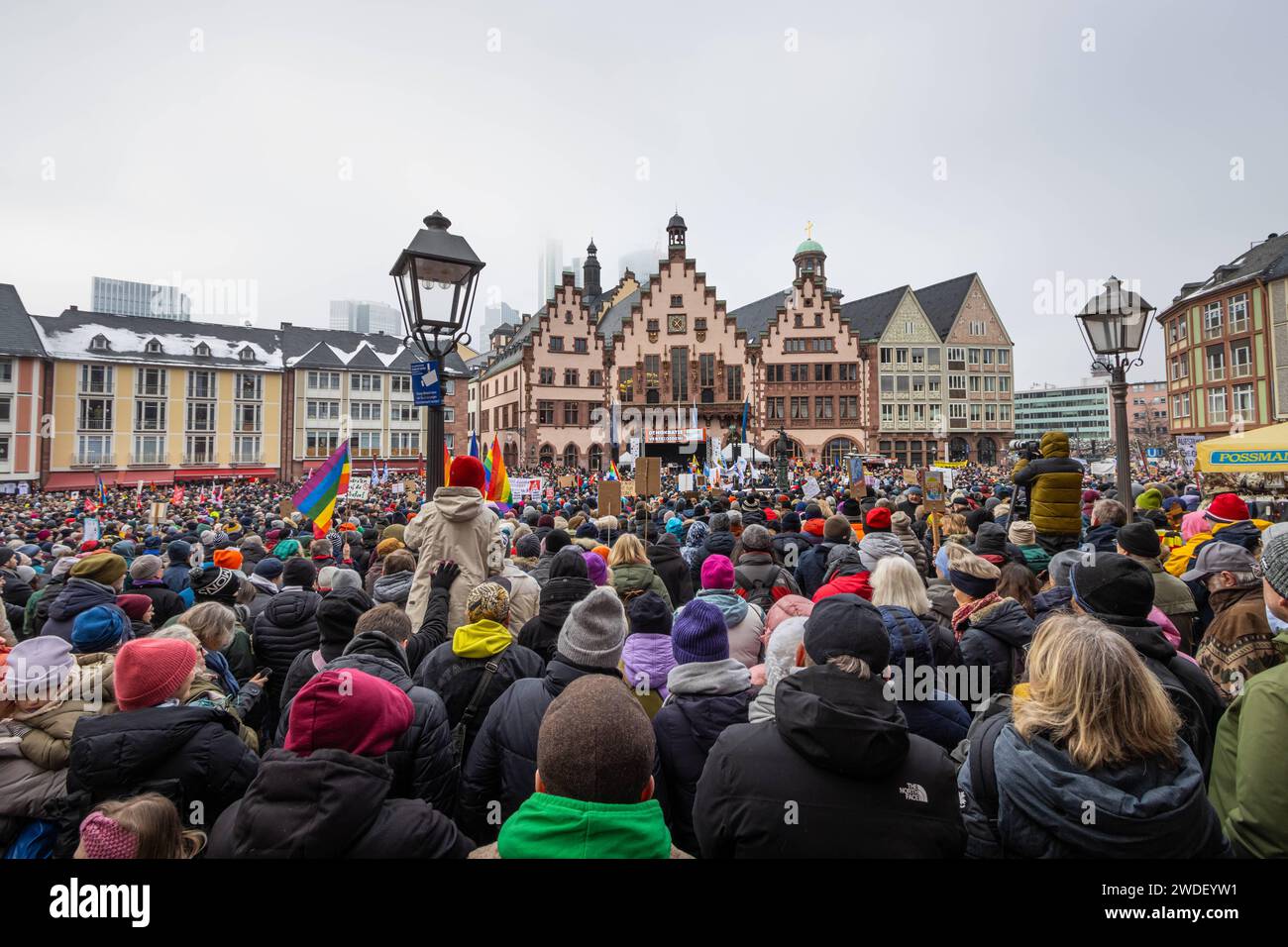 Demonstration gegen Rechtsextremismus in Frankfurt am Main rund 20,000 Menschen haben sich am 20 ...
