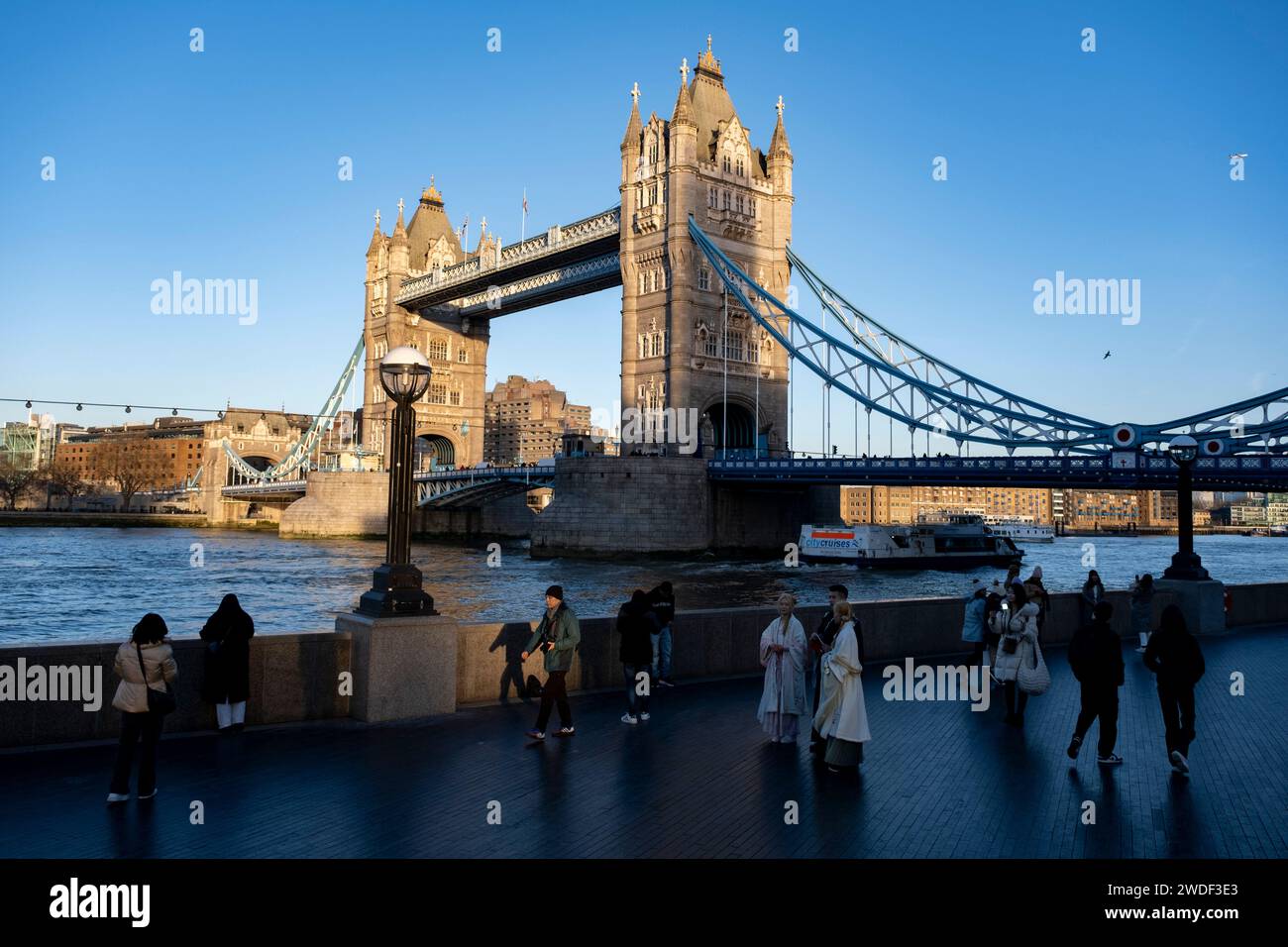 Blick auf die Tower Bridge im frühen Abendlicht von mehr London, wo ...