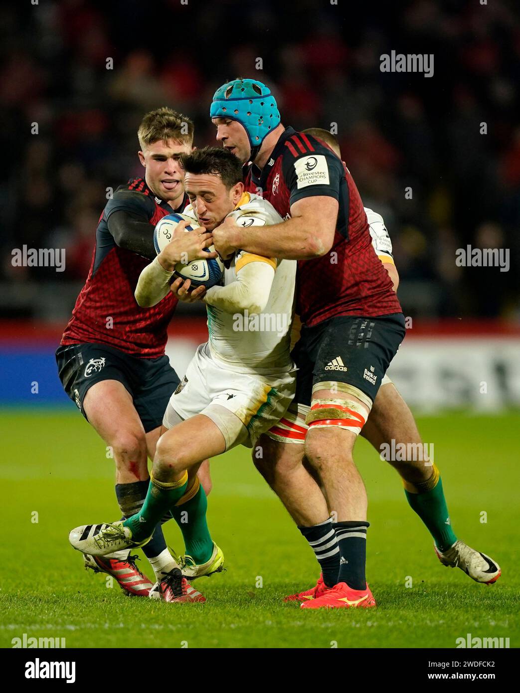 Alex Mitchell (Mitte) der Northampton Saints wird von Munsters Jack ...