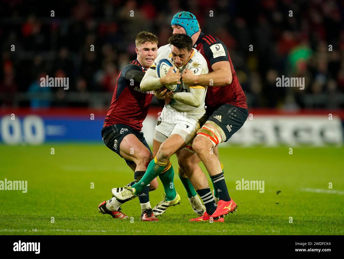 Alex Mitchell (Mitte) der Northampton Saints wird von Munsters Jack ...