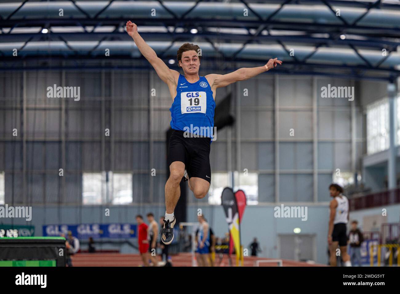 Leichtathletikhalle kalbach -Fotos und -Bildmaterial in hoher Auflösung ...