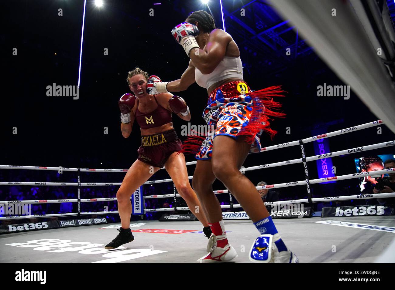 Natasha Jonas (rechts) trifft Mikaela Mayer im IBF Welterweight ...