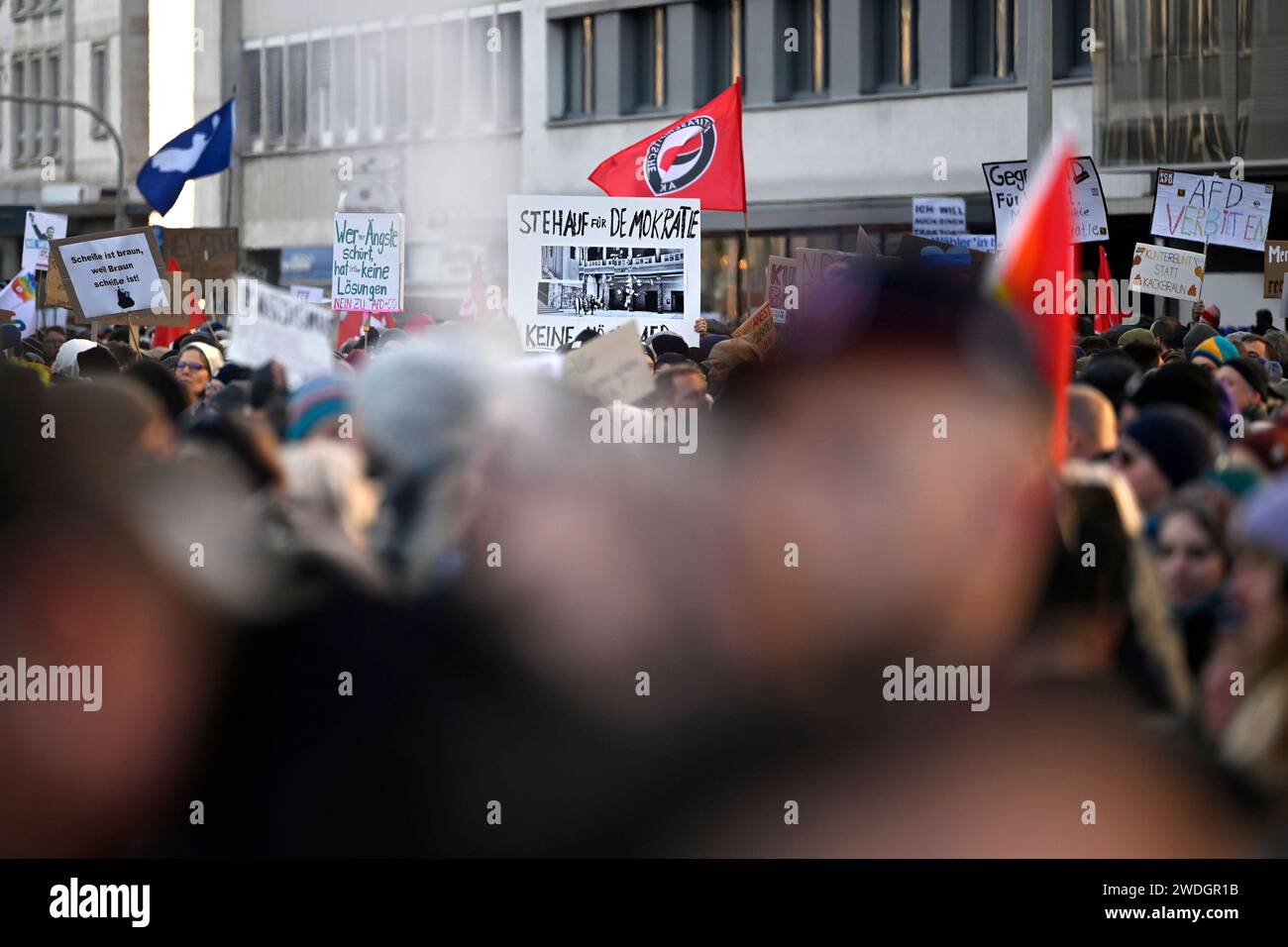 Demonstration gegen rechts in Nürnberg: Am Samstagnachmittag gehen in Nürnberg laut Polizei etwa ...