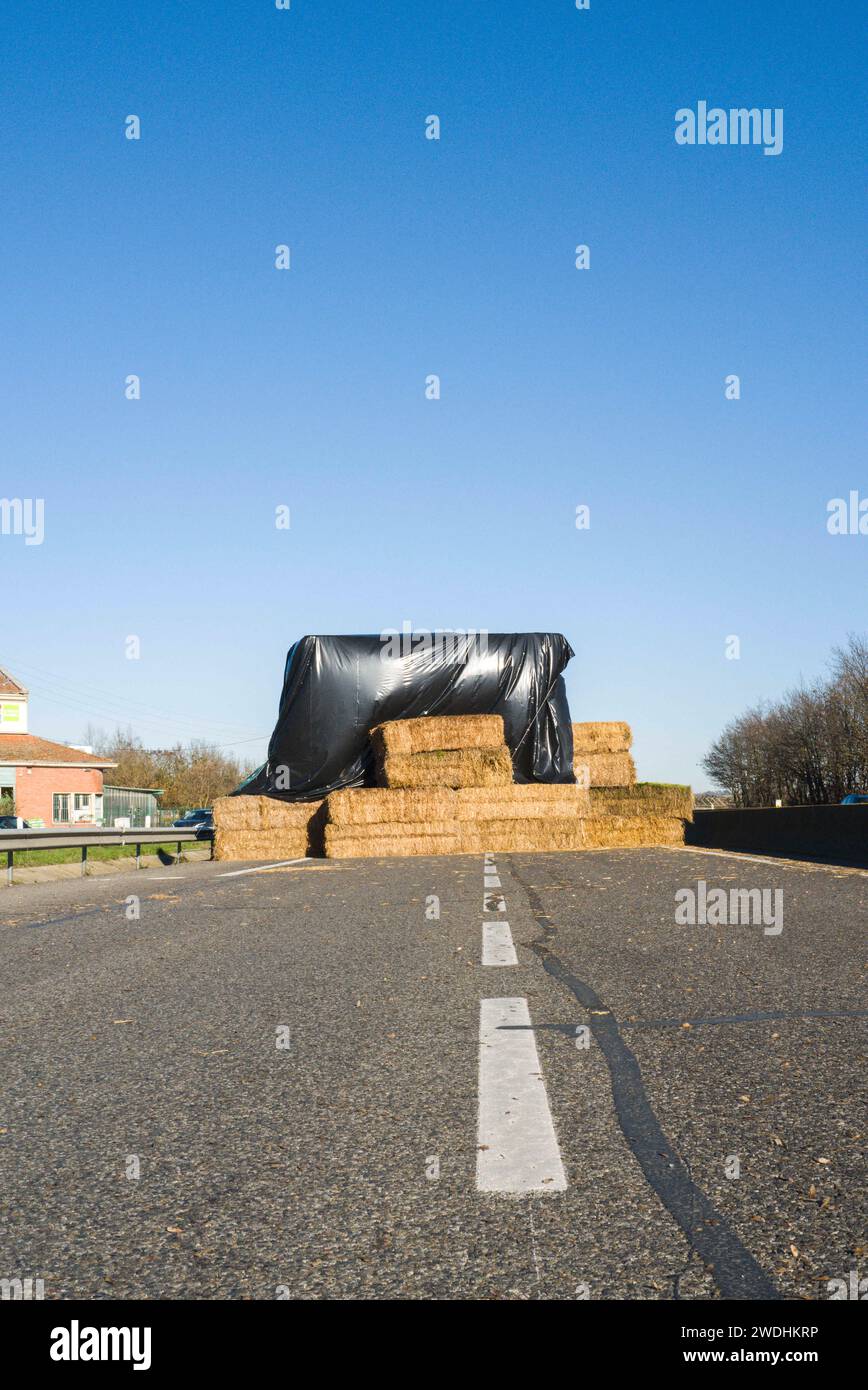 Carbonne, Frankreich. Januar 2024. Heuballen mitten auf der Autobahn ...