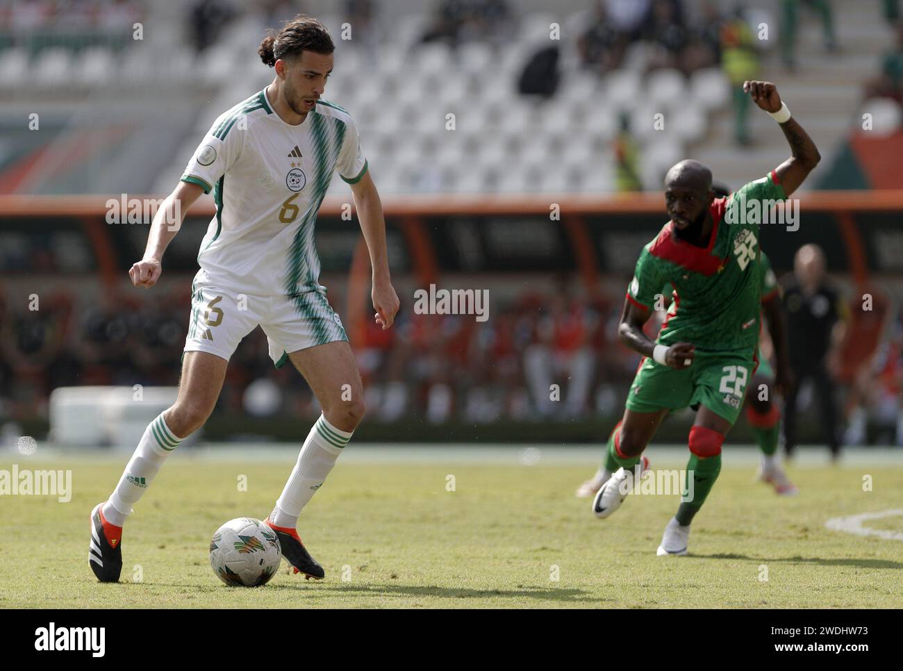 © Anis/APP/MAXPPP - L'Algerien RAMIZ LARBI ZERROUKI (L) se bat pour le ...