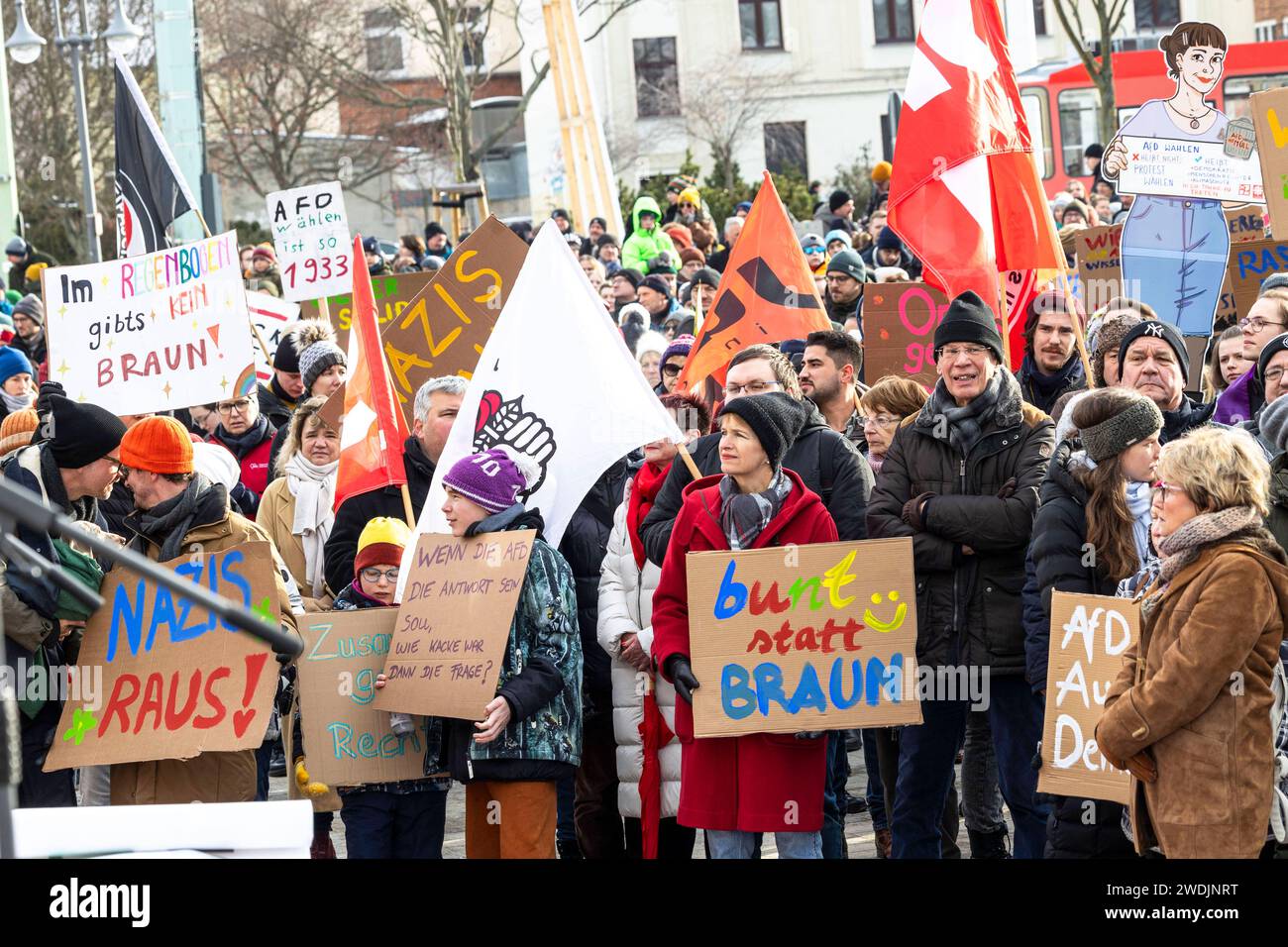 Cottbus bekennt Farbe: Bündnis Unteilbar-Südbrandenburg DEU/Brandenburg/Cottbus: Cottbus- Demo ...