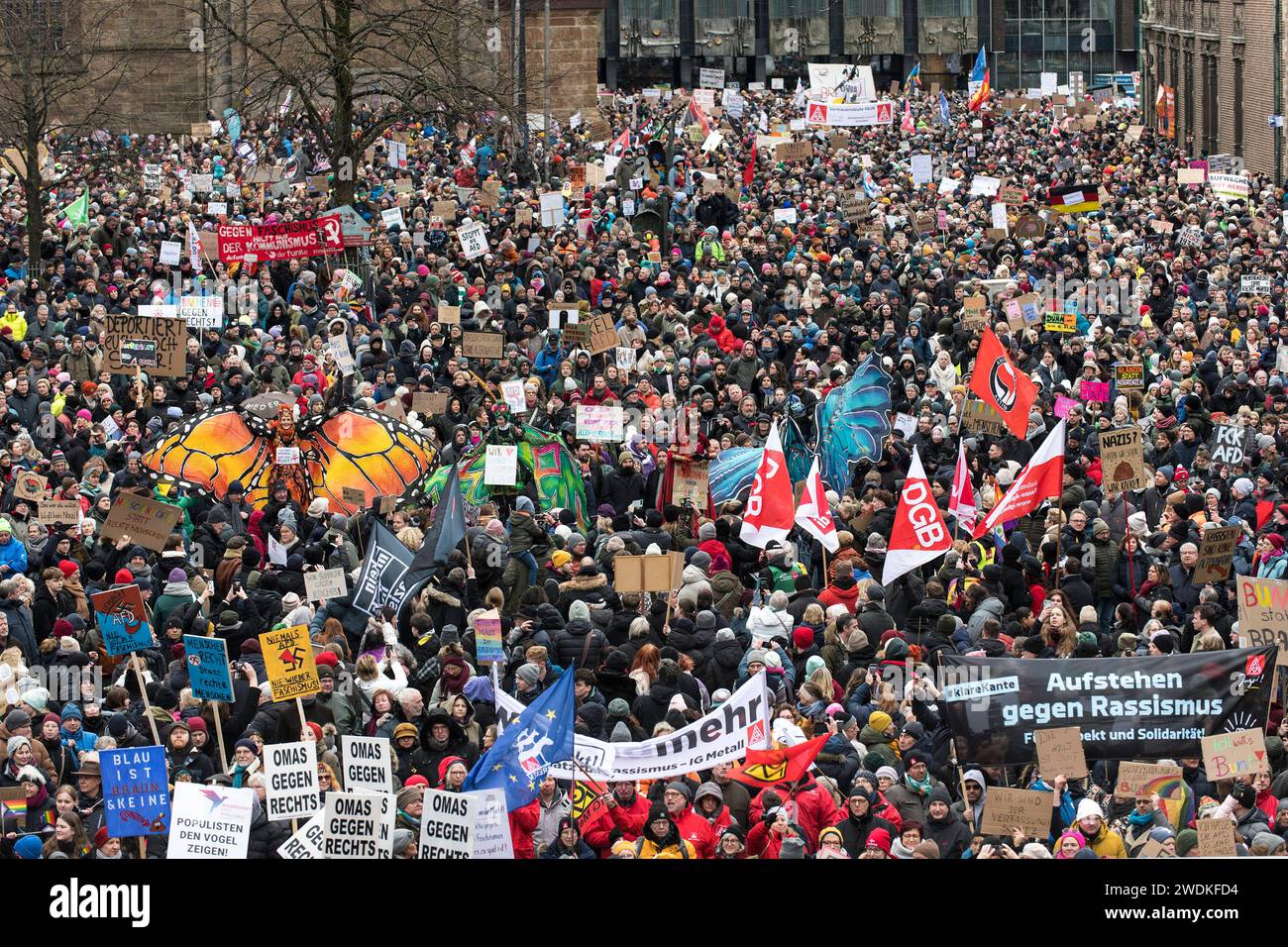 Laut gegen Rechts Bremer Kundgebung Laut gegen Rechts auf dem Domshof. Mehr als 30,000 Menschen ...