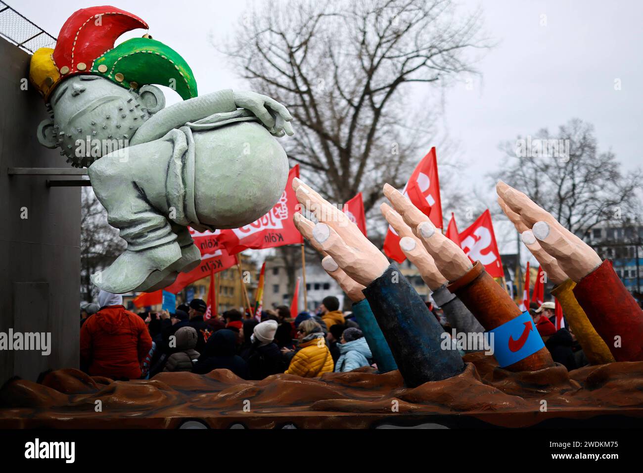 Ein Karnevalswagen des Rosenmontagszuges mit zum Hitlergruß erhobenen ...