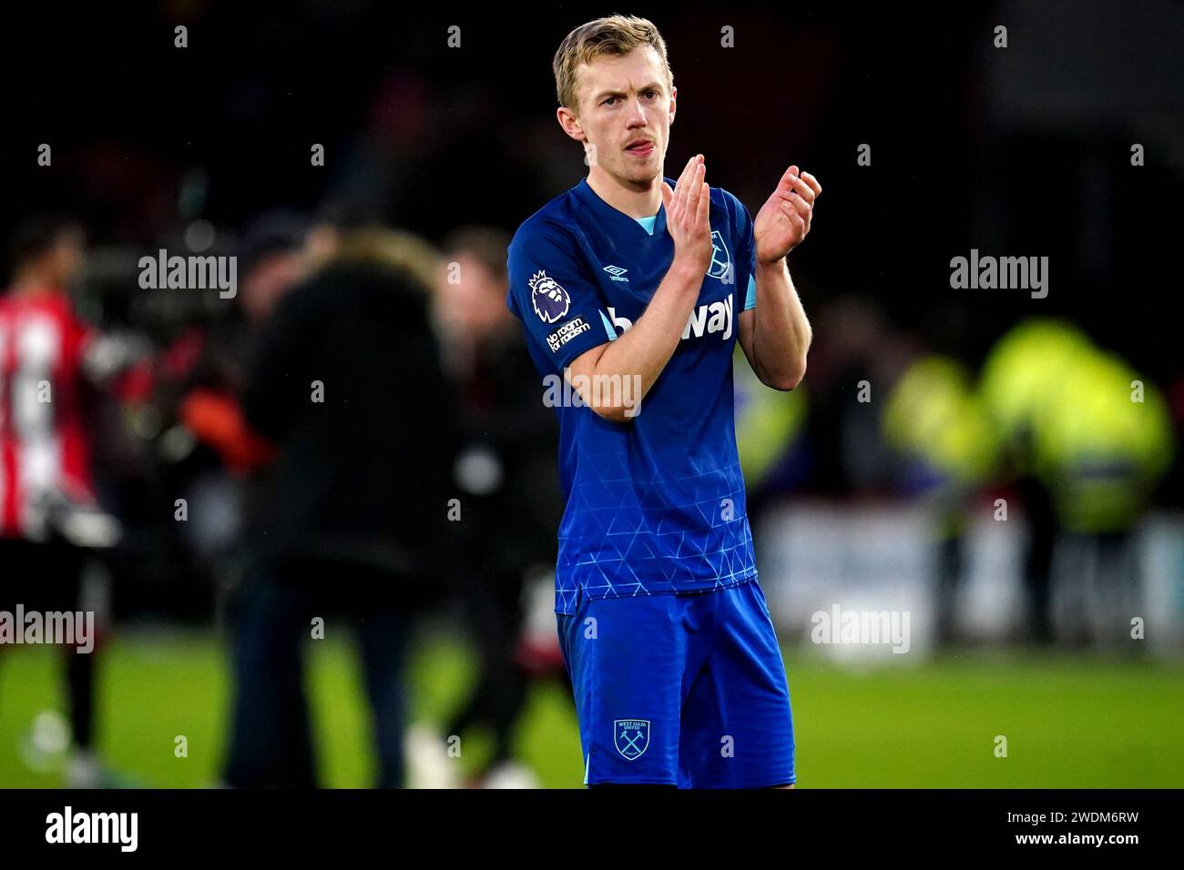 James Ward-Prowse von West Ham United applaudiert den Fans nach dem ...