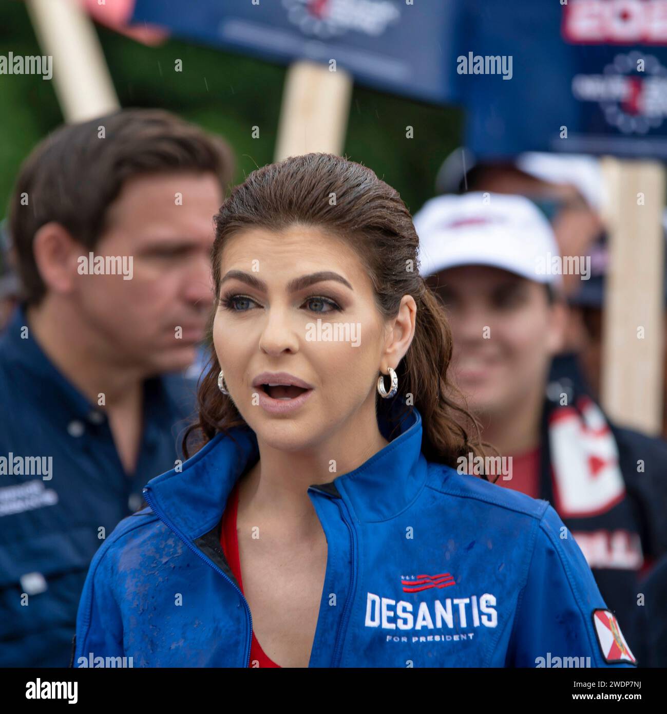 Merrimack, New Hampshire USA 4. Juli 2023 Gouverneur und ...