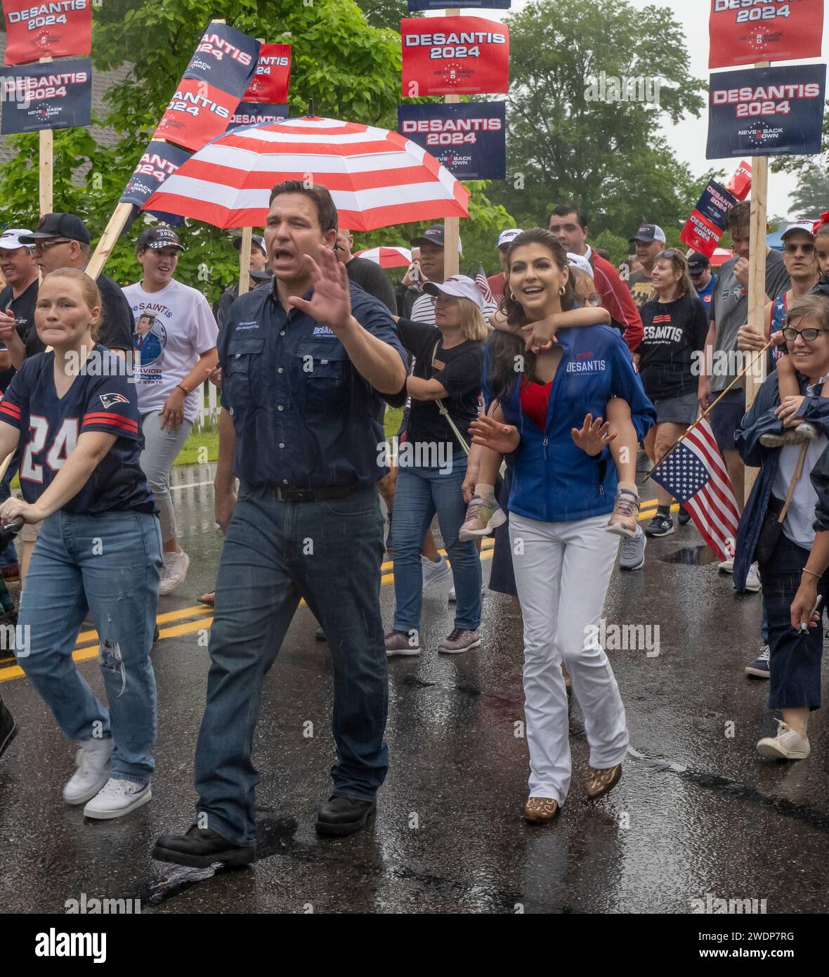 Merrimack, New Hampshire USA 4. Juli 2023 Gouverneur und ...